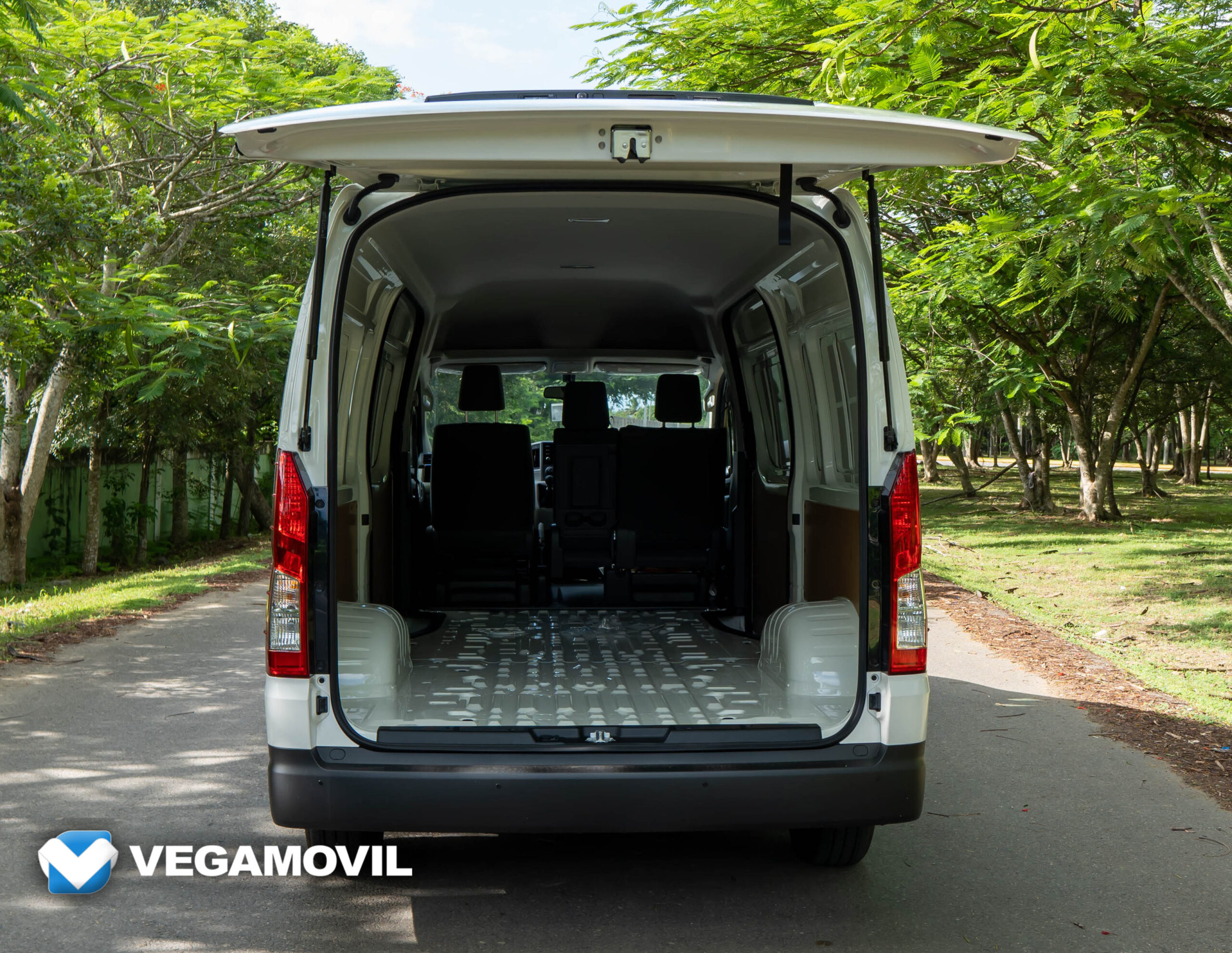 TOYOTA HIACE FURGONETA CAJA NUEVA TECHO ALTO - Vegamovil